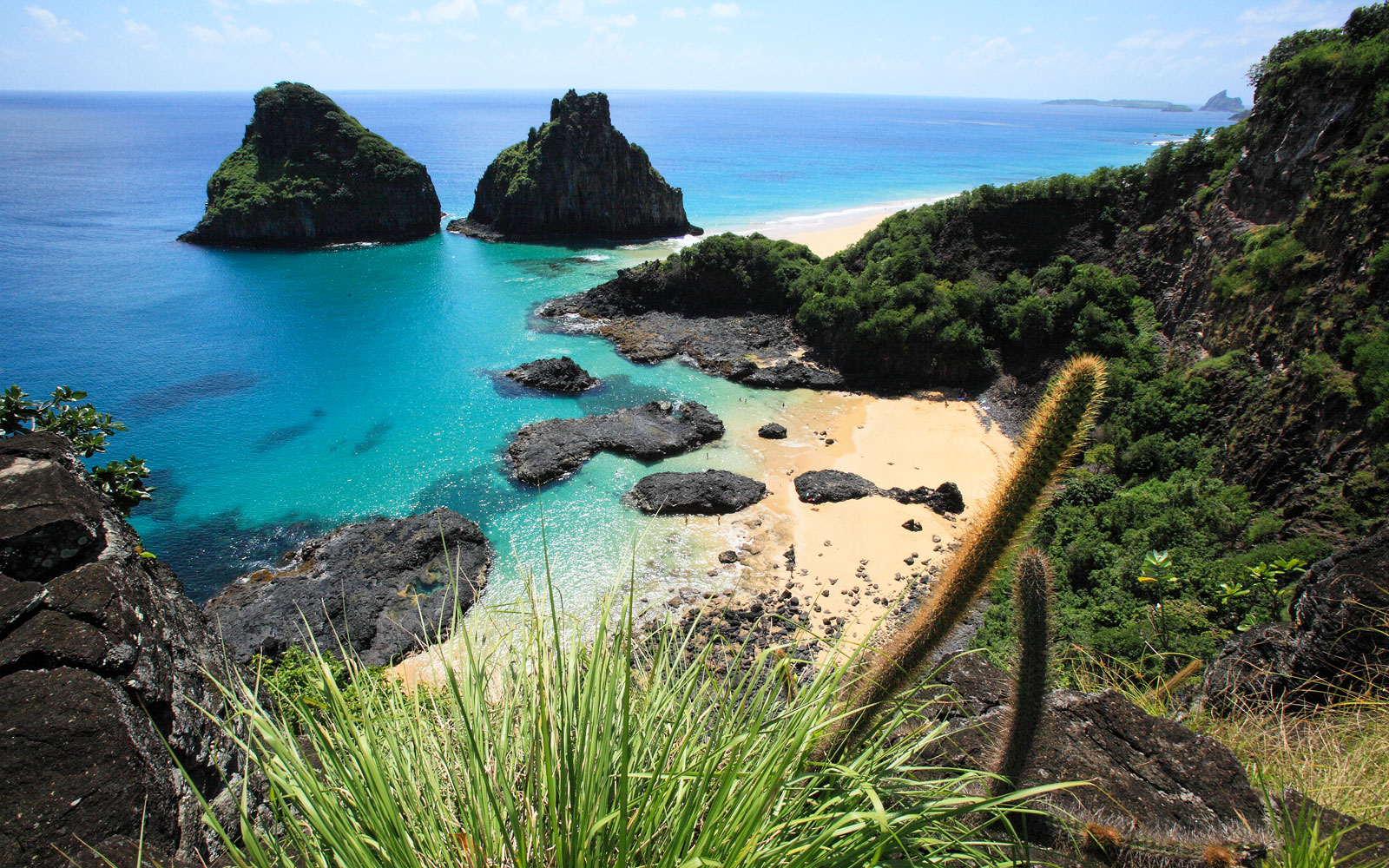 Baía dos Porcos Beach / Fernando de Noronha / Pernambuco // World Beach ... Baía dos Porcos Beach / Fernando de Noronha / Pernambuco // World Beach ...