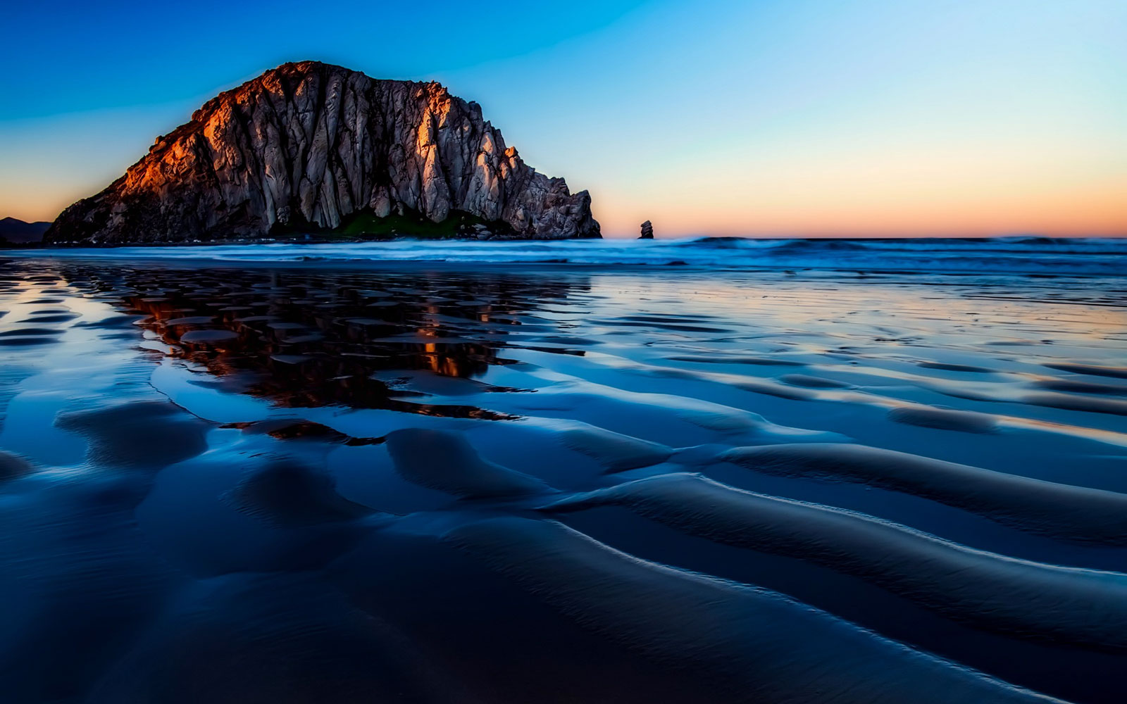 Morro Rock Beach / Central California / California // World Beach Guide